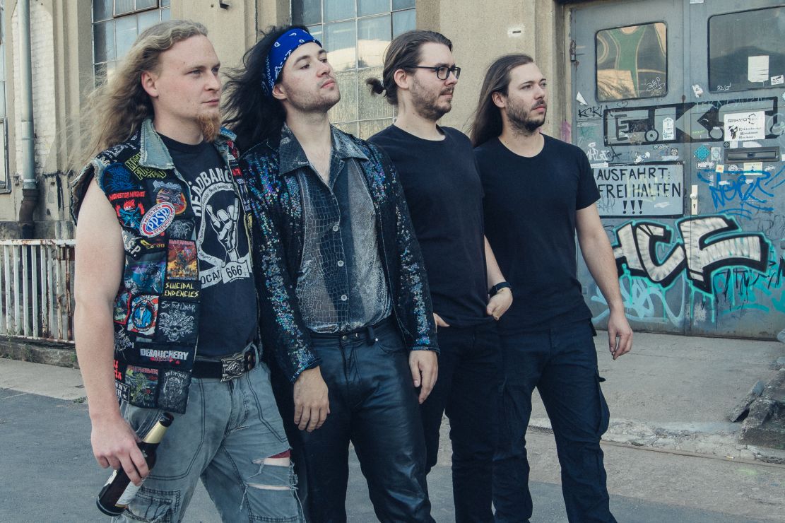 LIVING THE FIRE – The New One - SaitenKult